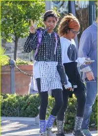 Willow smith rin pẹlu ọrẹ rẹ