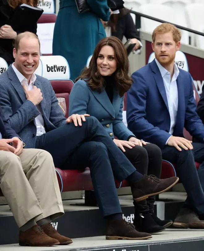 De Prënz William, Kate Middleton a Prënz Harry um West Ham Stadium