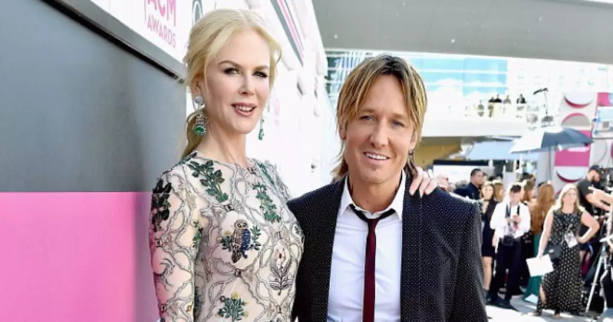 Nicole Kidman en Dochters stipe Sina Urban stipe op Awards foar muzykferiening