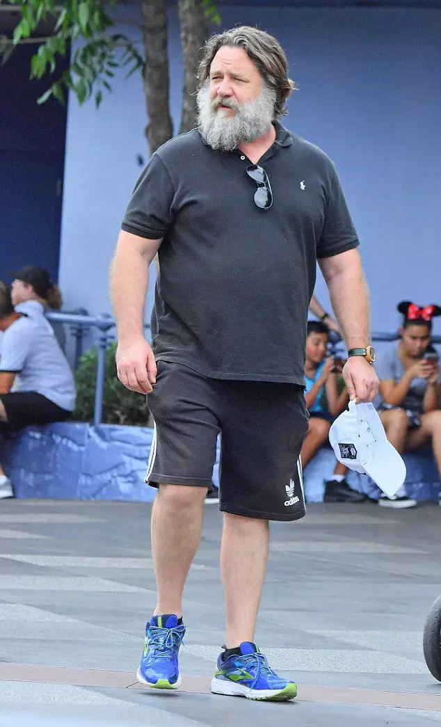 Russell Crowe ing Disneyland