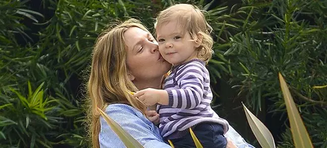 Drew Barrymore-k Disneyland-en alabaren portaera bitxiaz hitz egin zuen