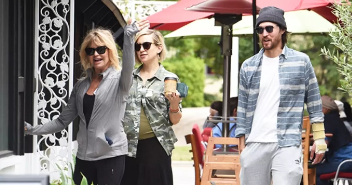 Pregnant Kate Hudson was seen on shopping with mom and fiance