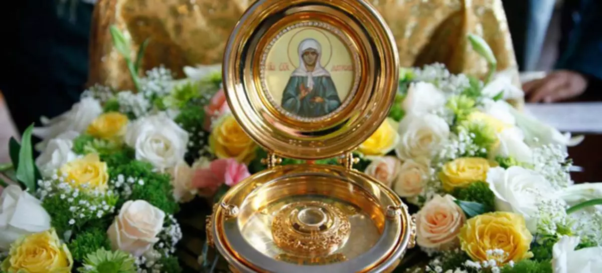 What helps the Holy Matrona