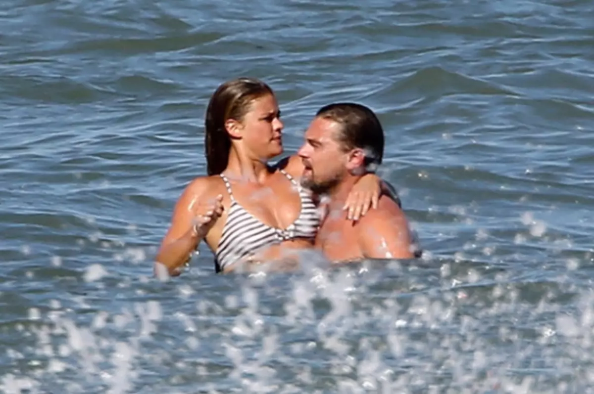 Leonardo di Caprio und Nina Agdal am Strand Malibu