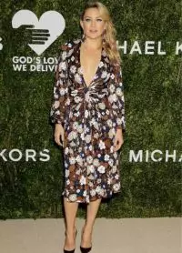 Untuk muncul di malam amal, Kate Hudson memilih pakaian yang berani