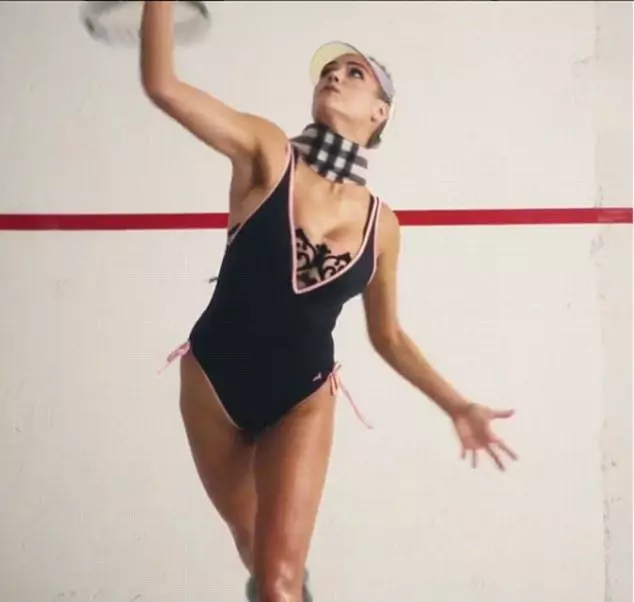 Kate Upton joue au tennis