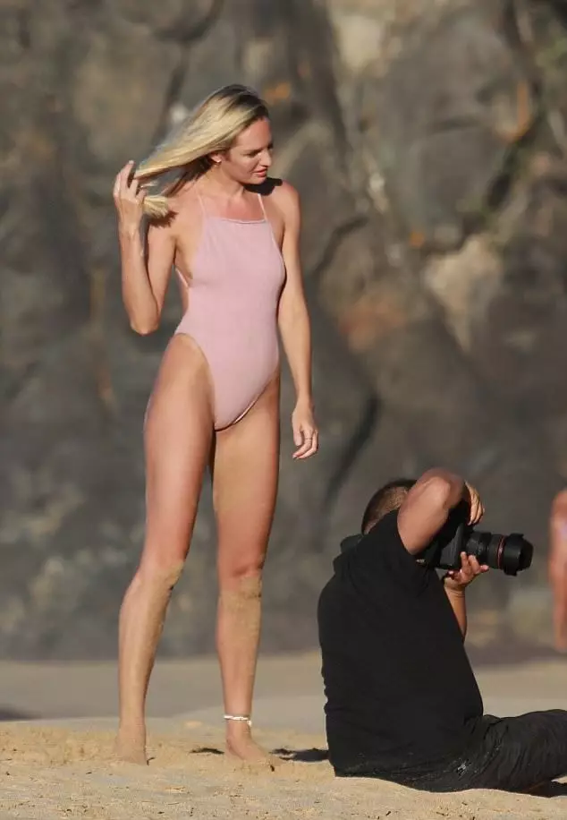 Hamil candice svenepol di pantai