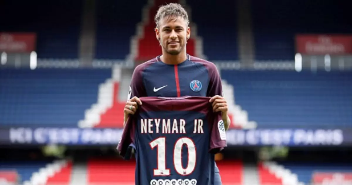 Neymar te vin pi chè jwè a foutbòl nan istwa