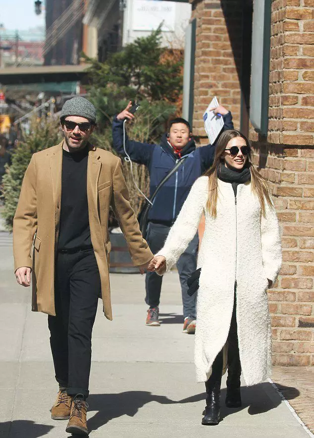 Si Elizabeth Olsen nga adunay bag-ong boyfriend nga si Robbie Arnett