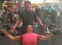 Schwarzenegger هن جي غير ملڪي پٽ سان وقت گذاريندو آهي