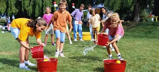 Relais für Kinder draußen im Sommer