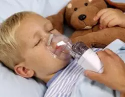 Inhalación con laringitis en niños.