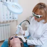 Điều trị bằng laser mụn trứng cá