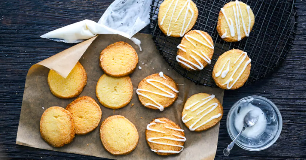 Homemade shortbread sa margarin - mga recipe ng masarap na hurno sa isang kamay ng ambulansiya