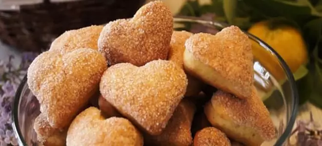 Receta de galletas de arena en margarina y crema agria.