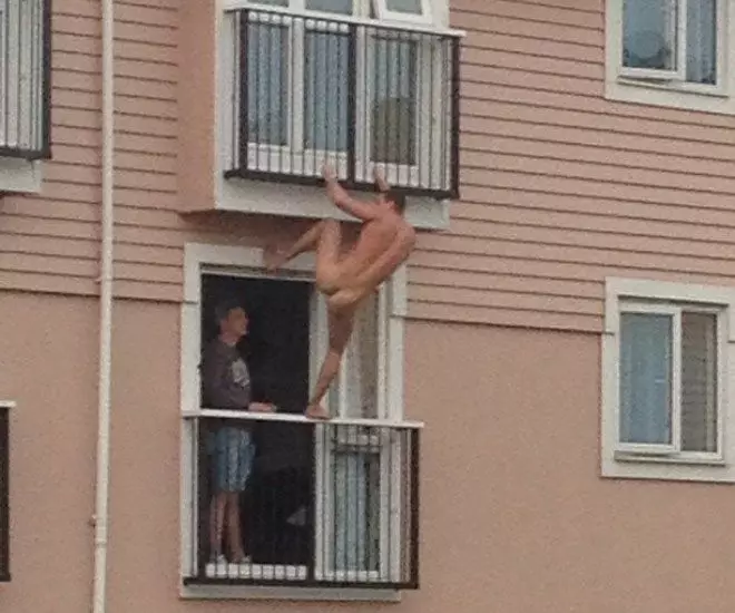 Unexpected turn for a neighbor who came to the balcony