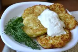 Zucchini fritters s česnom