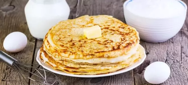 Pancakes op Kefir mat kachendem Waasser