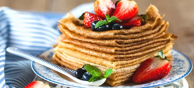 Pancakes op Kefir mat kachendem Waasser