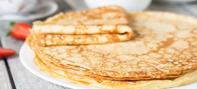 Séier Pancakes op Kefir mat kachendem Waasser