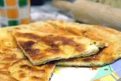 Khachapuri sajttal egy serpenyőben