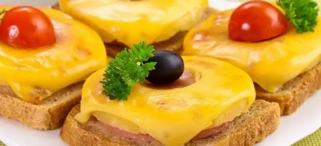 Smørbrød med ananas og ost i ovnen