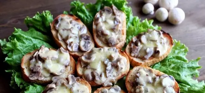 Hot champignon sandwiches.