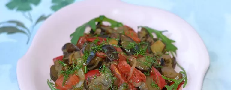 Ragu de berinjela de pementa de tomate búlgaro