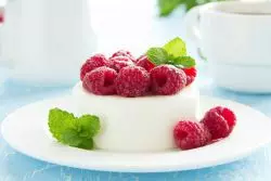 blanmannge curd ກັບຫມາກໄມ້