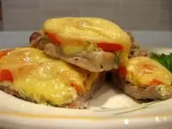 Cerdo con tomates y queso.