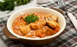 Gravy کے ساتھ چکن سے Goulash