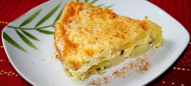 Potato Casserole di nav rûnê de bi mûçikê kûçikê