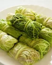 Cabbages në gjethet e lakër të Pekinit