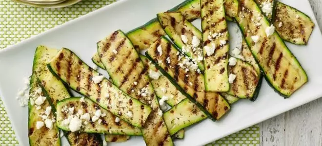 Zucchini grill sur la grille sur la recette de charbons