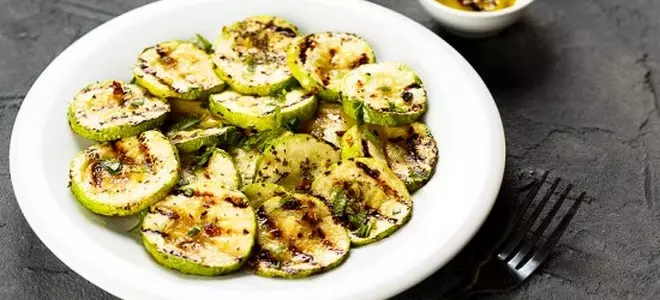 ජාලකයේ උඳුන තුල zucchini ග්රිල්