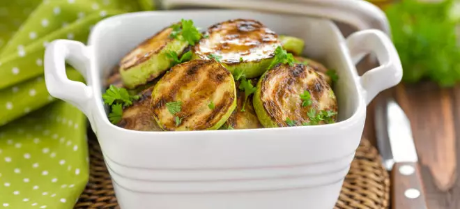 Courgettes dans multicopes grillées