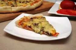 Pizza dengan daging cincang