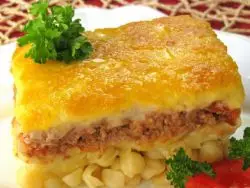 macaroni ກັບຊີ້ນ minced ກັບເນີຍແຂງ