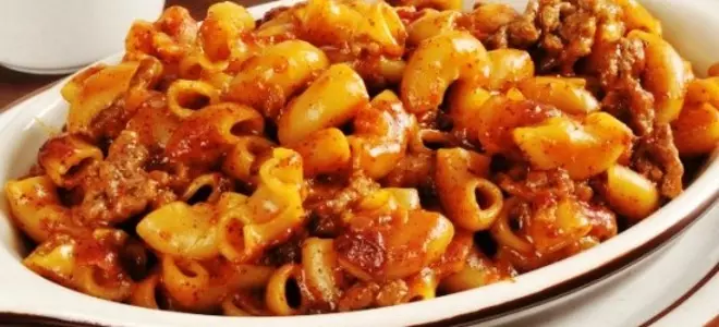 Macaroni dengan daging cincang dalam sos tomato