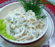 Salát Squid s rozpuštěným sýrem