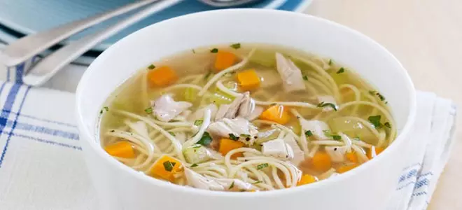 Sopa de pollo con vermicellina y verduras.