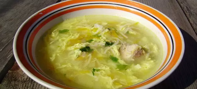 Sopa de pollo con huevo y vermicellina.