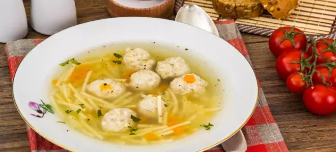 Albóndigas de pollo y sopa de vermicelli