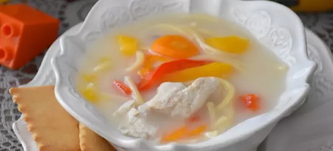 Sopa de pollo con vermicellina y receta de queso.