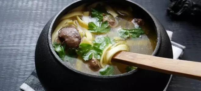 Sopa de hígado de pollo con patatas.