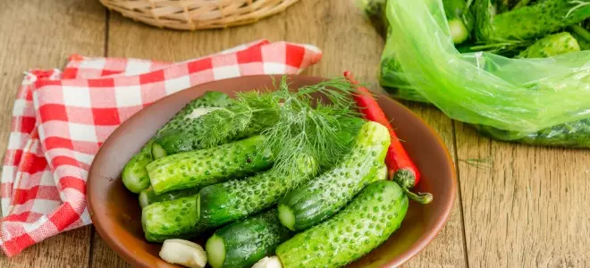 Bii o ṣe le ṣe awọn cucumbers ori-kekere