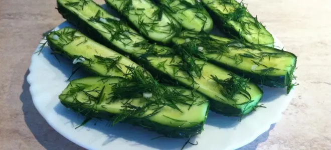 Gurken in einer Packung mit niedrigem Köpfchen-Knoblauch - Rezept