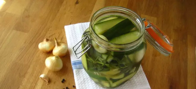 Magaan na pipino na may mainit na paraan - recipe