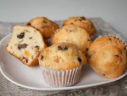 Muffins met rozijnen op zure room