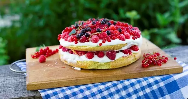 Pastel de galletas con bayas